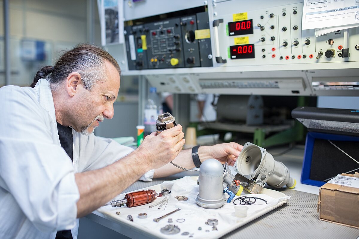 DASSAULT FALCON SERVICE DEVELOPS CPDLC FANS 1/A+ STC fOR F900C/EX ...